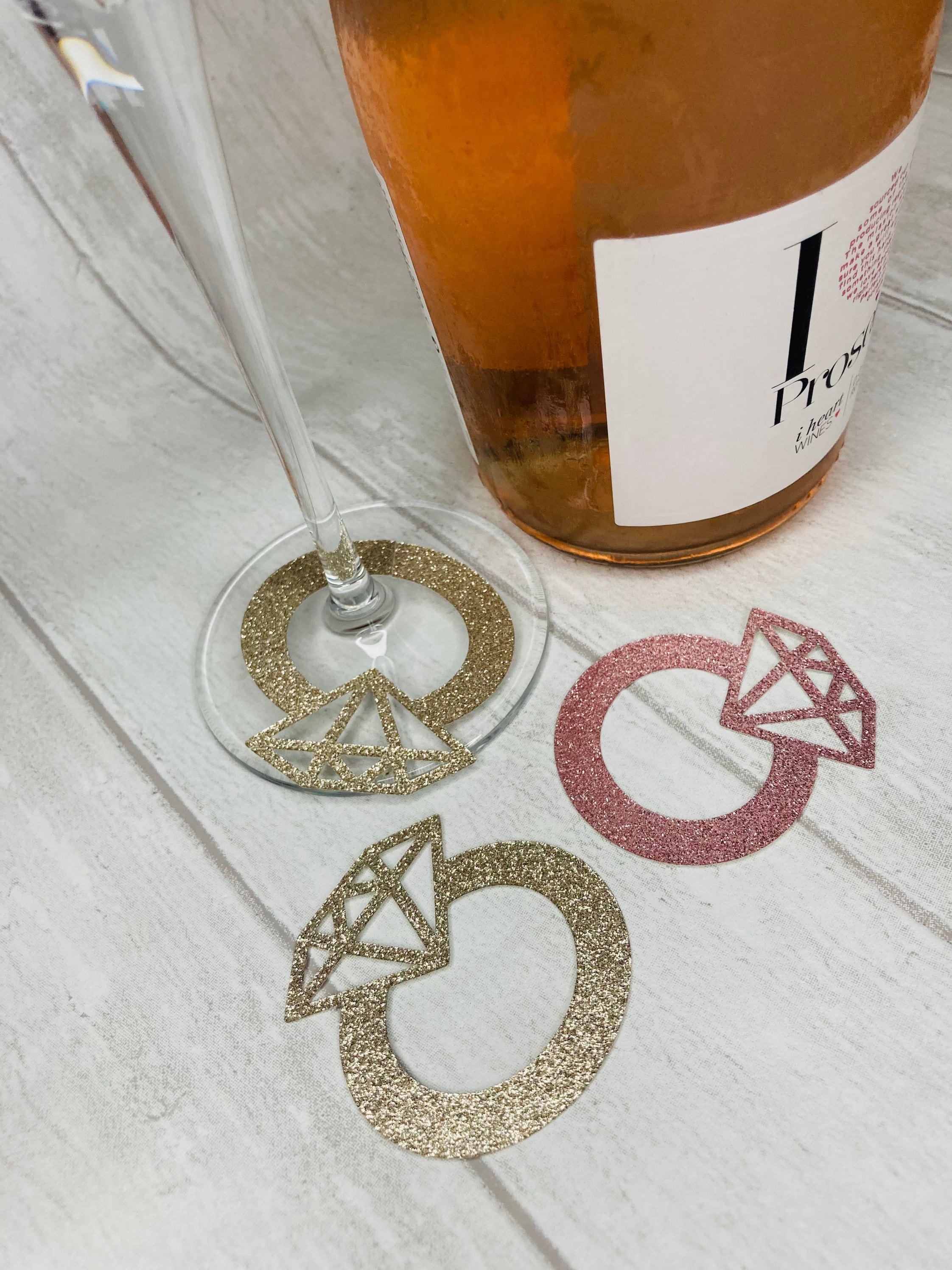 Hen do wine charms engagement ring wine glass charms - Etsy.de
