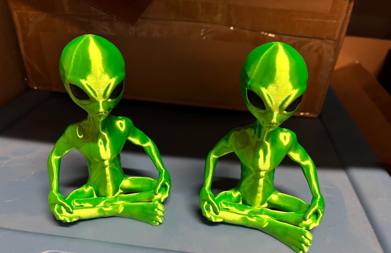 Sitting Alien 3D Printed Bookend, Decoration, Choice of Color - Etsy