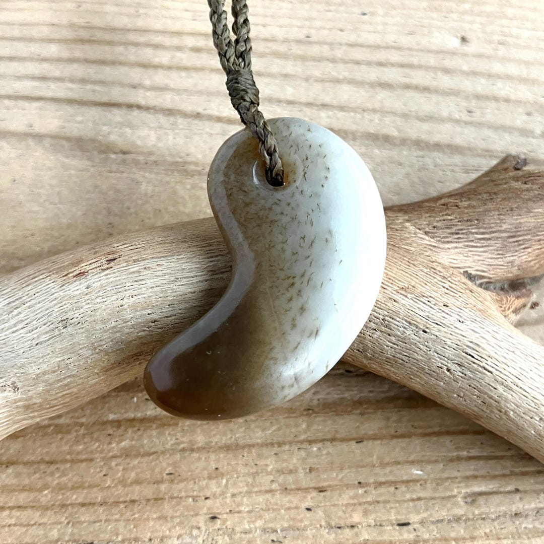 Japanese Magatama Korean Gogok Pendant in Siberian Nephrite Jade 40 Mm ...