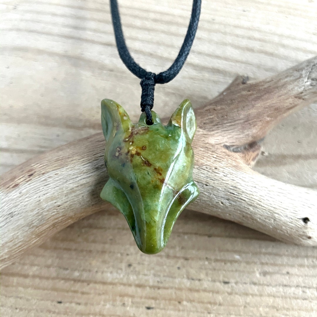 Small Wolf Head Pendant Choker Necklace in New Zealand Flower Jade ...
