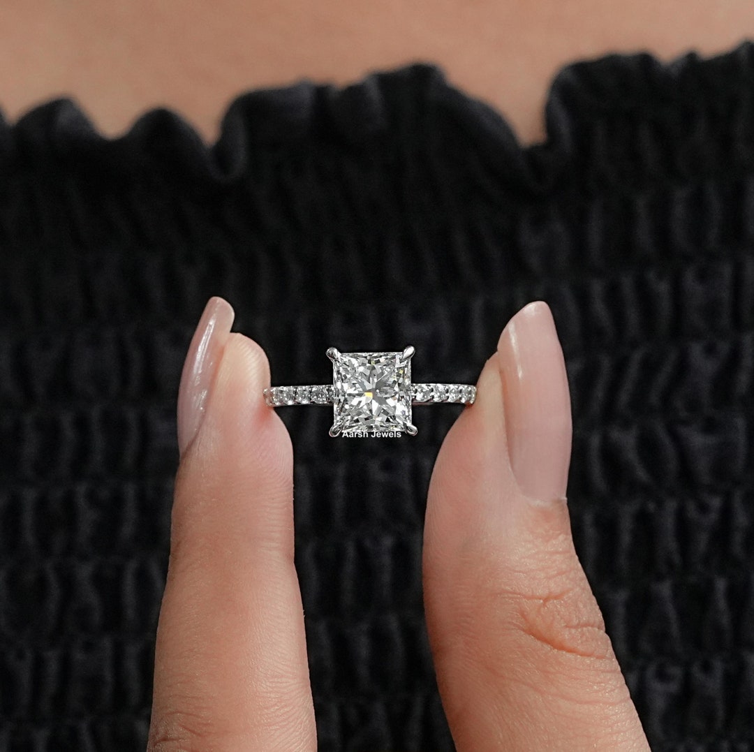 Anillo de bodas con solitario de corte princesa y diamantes cultivados ...