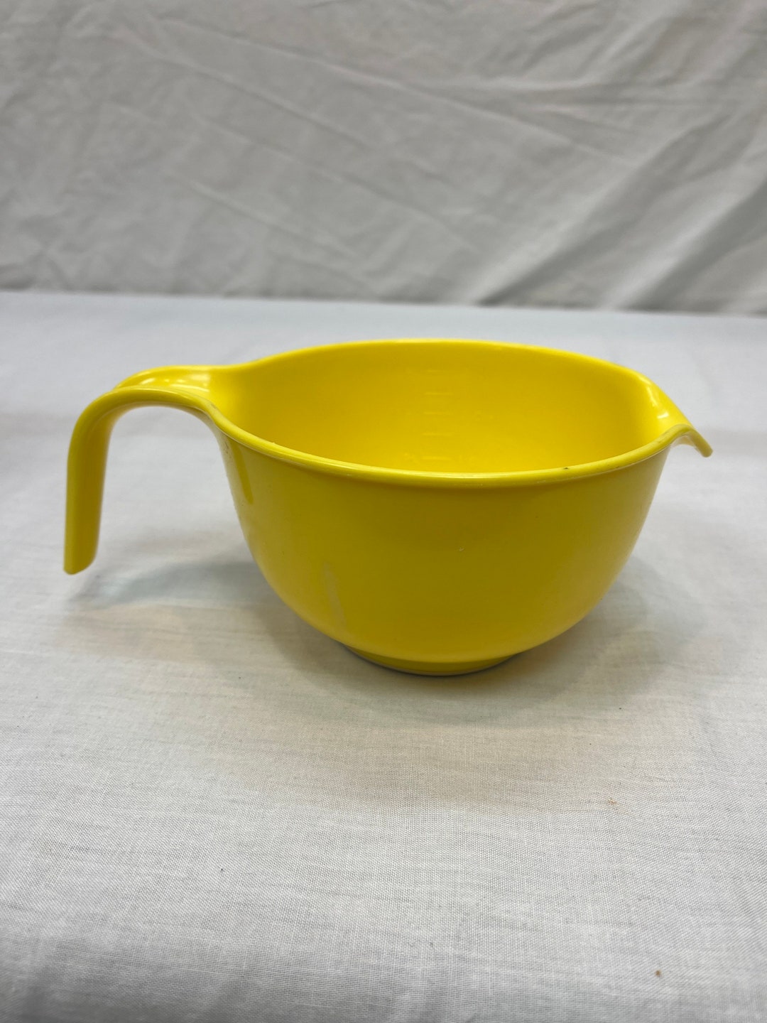 Vintage Rubbermaid Measuring Cup, 3 Cups, 700 Ml, Yellow Rubbermaid ...
