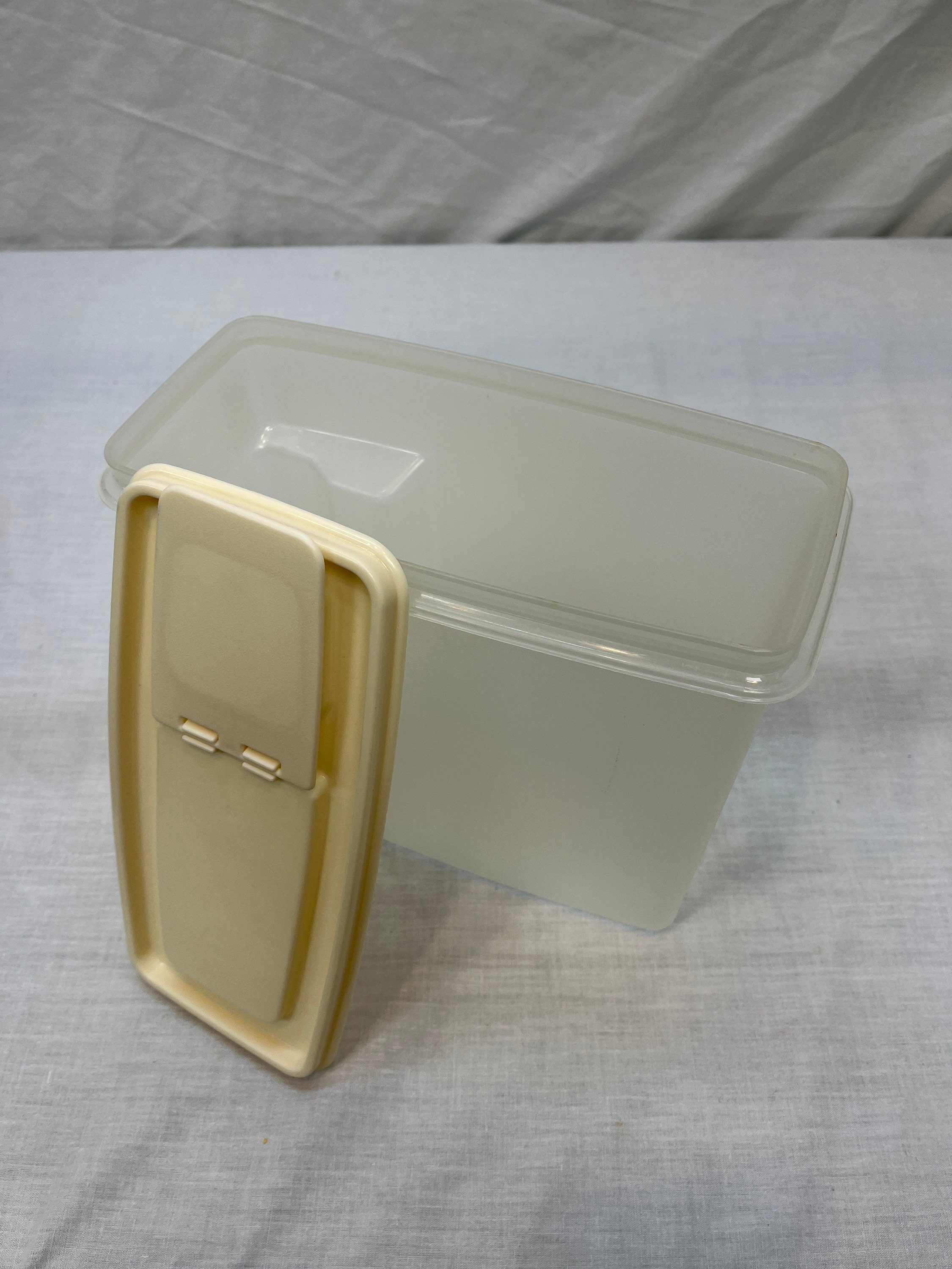 Vintage Rubbermaid Cereal Storage Container, off White Light Storage ...