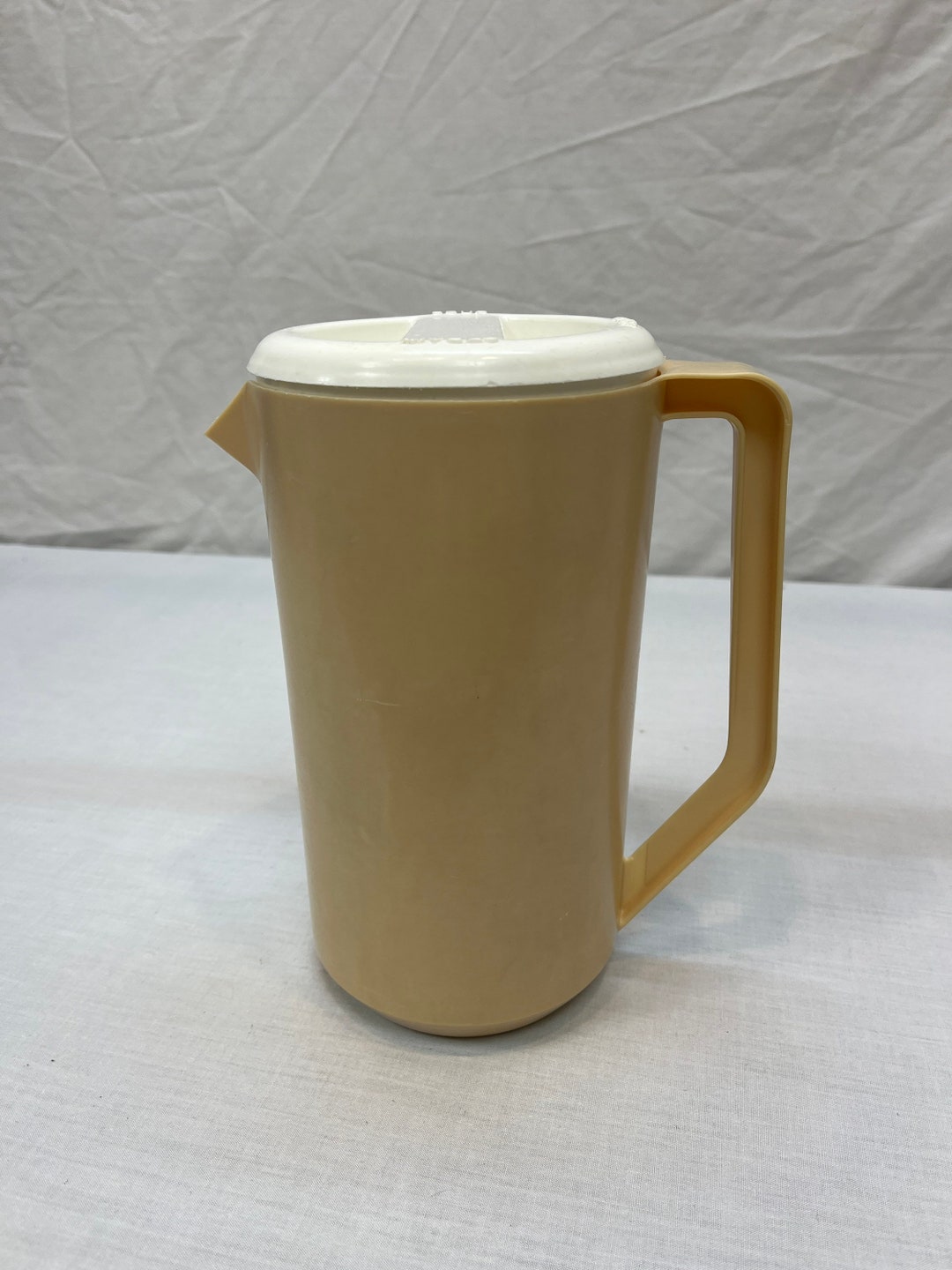 Rubbermaid 1/2 Gallon Pitcher, Gallon, Two Quart, Rubbermaid, Tan ...