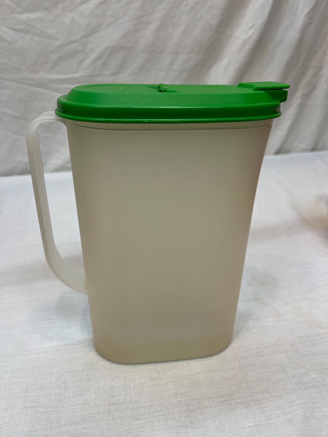 Tupperware Pink 1/2 Gallon Pitcher, Jug, 2 Quarts, Clear Pitcher, Water ...