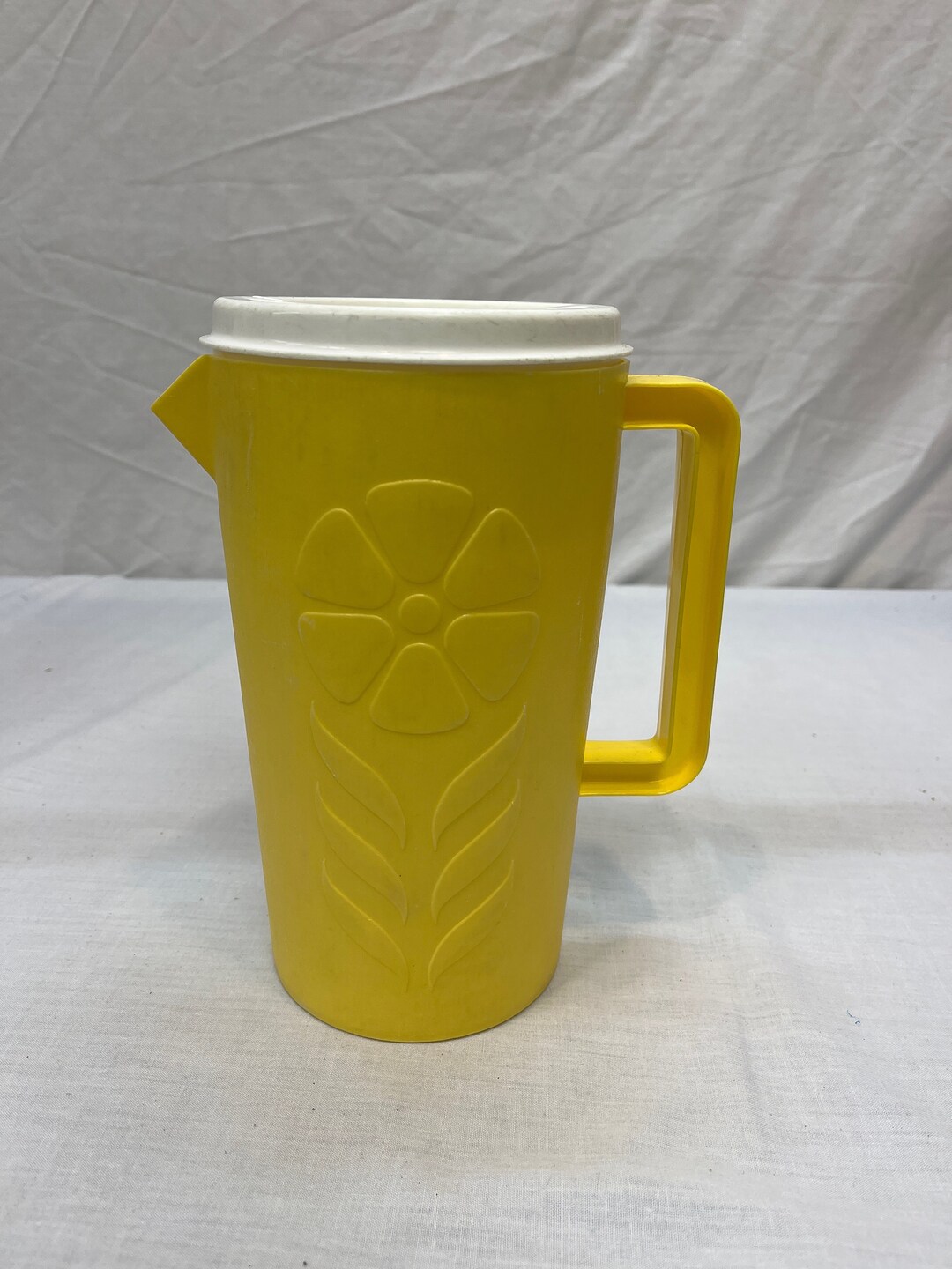 Sterilite 2 Quart Flower Pitcher, 1/2 Gallon, Two Quart, Flower Power ...