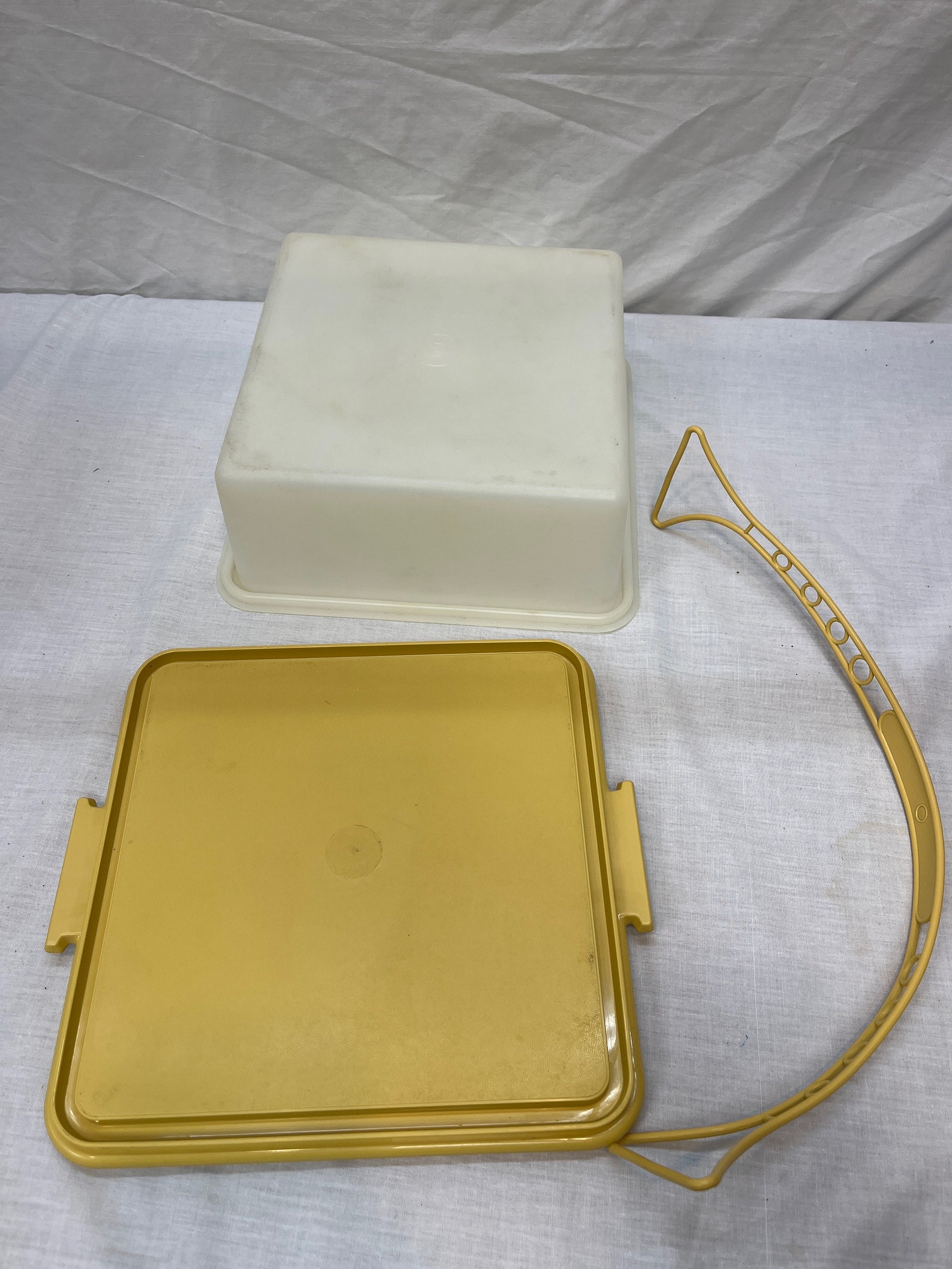 Vintage Tupperware Cake Carrier 10 Inche by 10 Inch Retro Tupperware ...