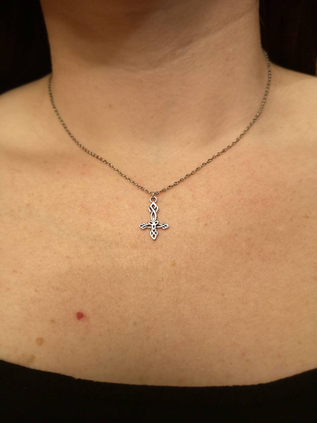Petit Collier Ras De Cou Pendentif Croix Inversée Avec Chaîne En Acier ...