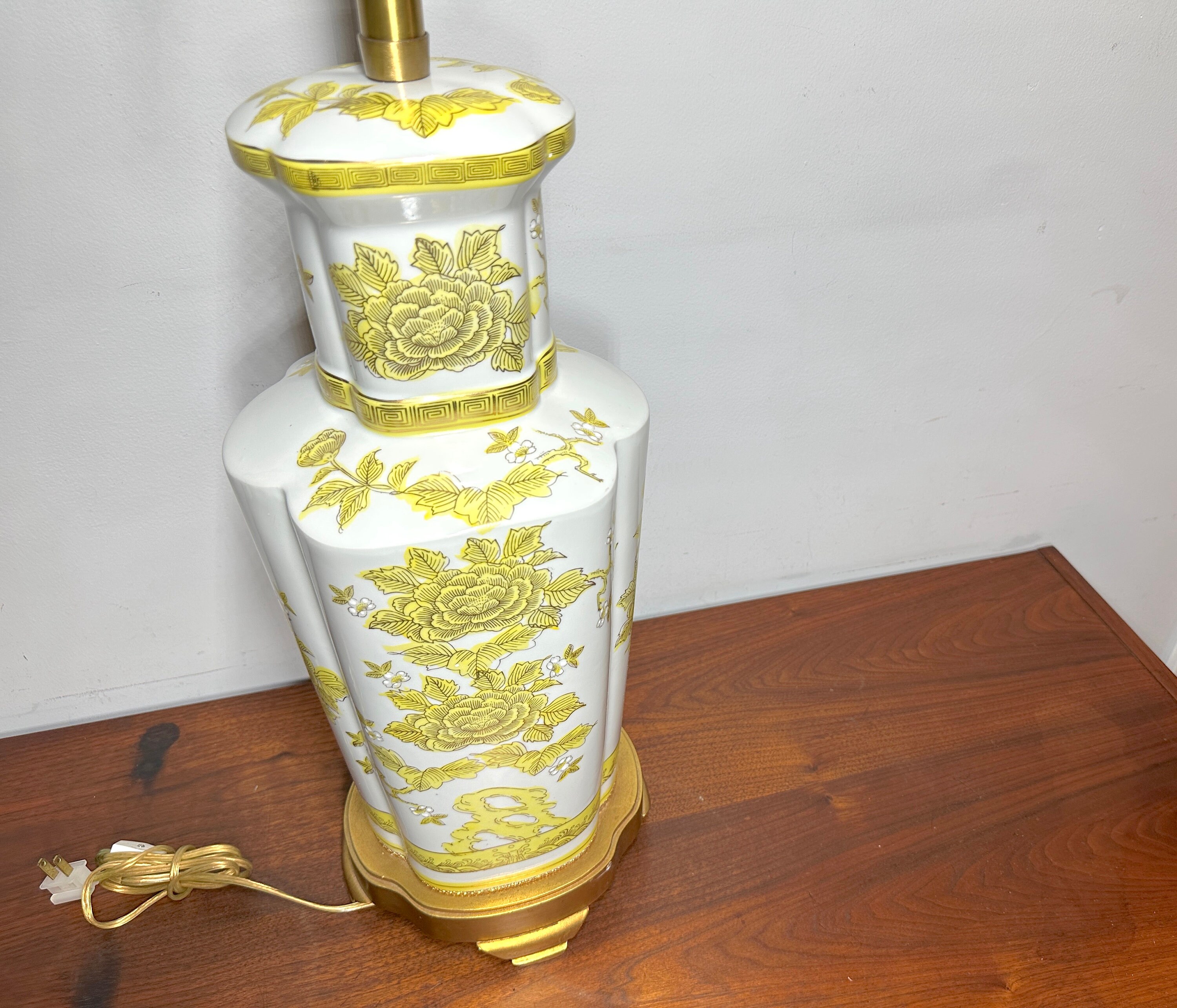 Vintage Marbro Co Oriental Table Lamp / White & Yellow Floral - Etsy