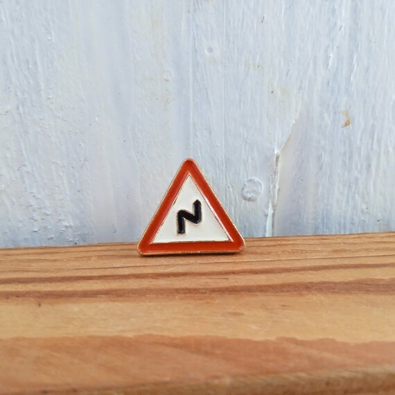 Road sign Several turns with the first turn on the ri… - Gem