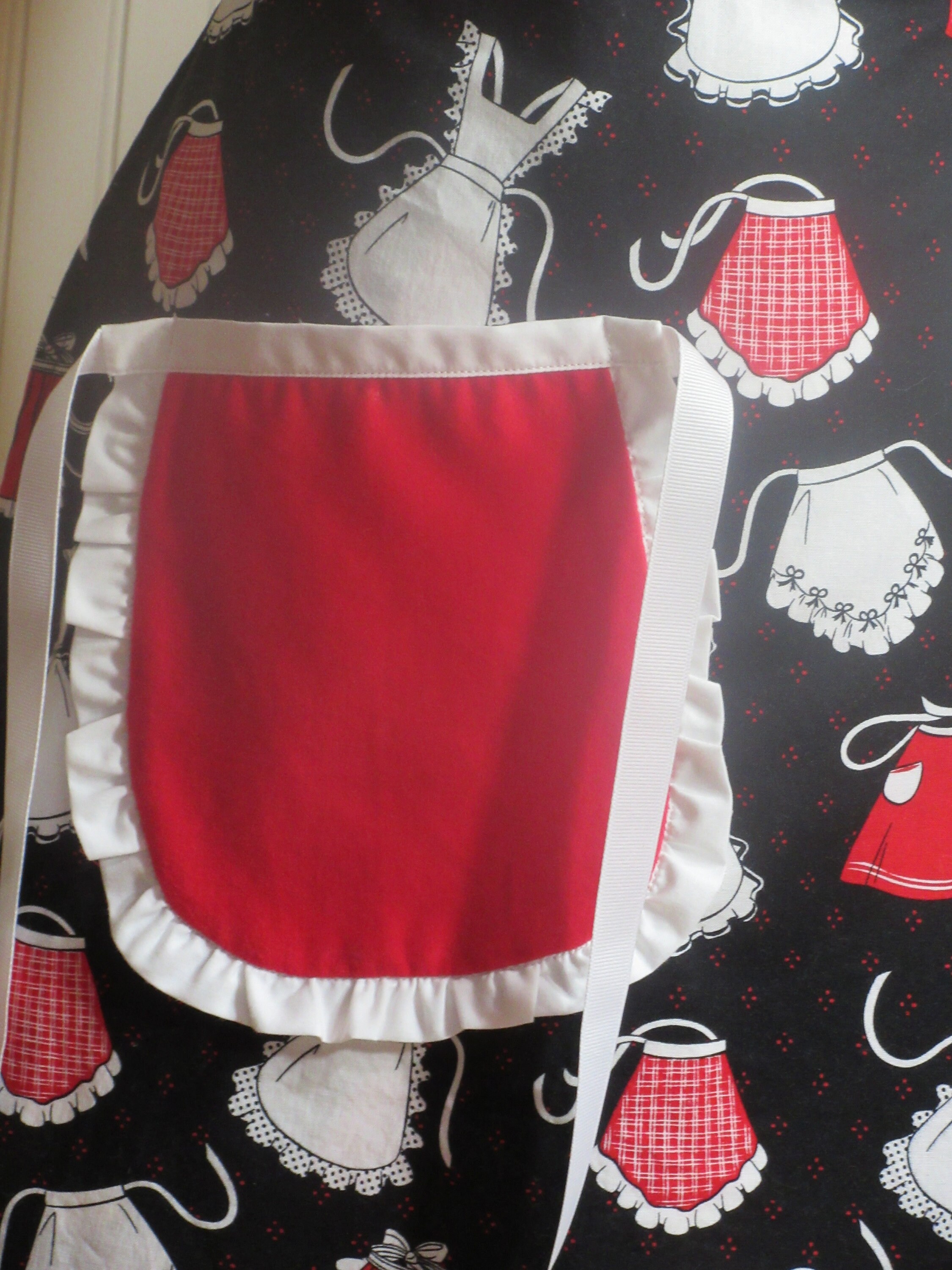 Apron With Aprons. How Cute the Pocket Matches the Fabric on This ...