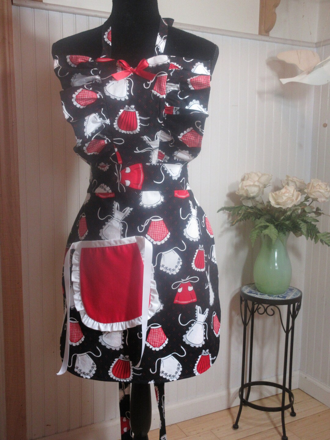 Apron With Aprons. How Cute the Pocket Matches the Fabric on This ...