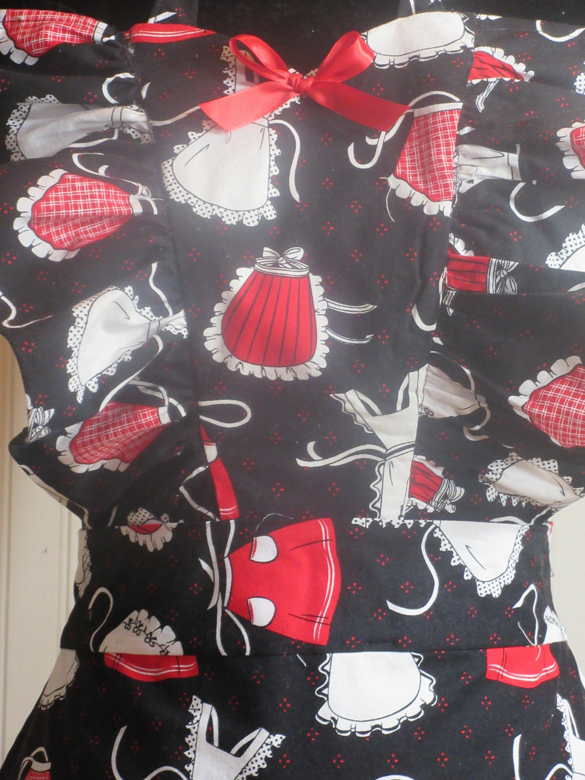 Apron With Aprons. How Cute the Pocket Matches the Fabric on This ...