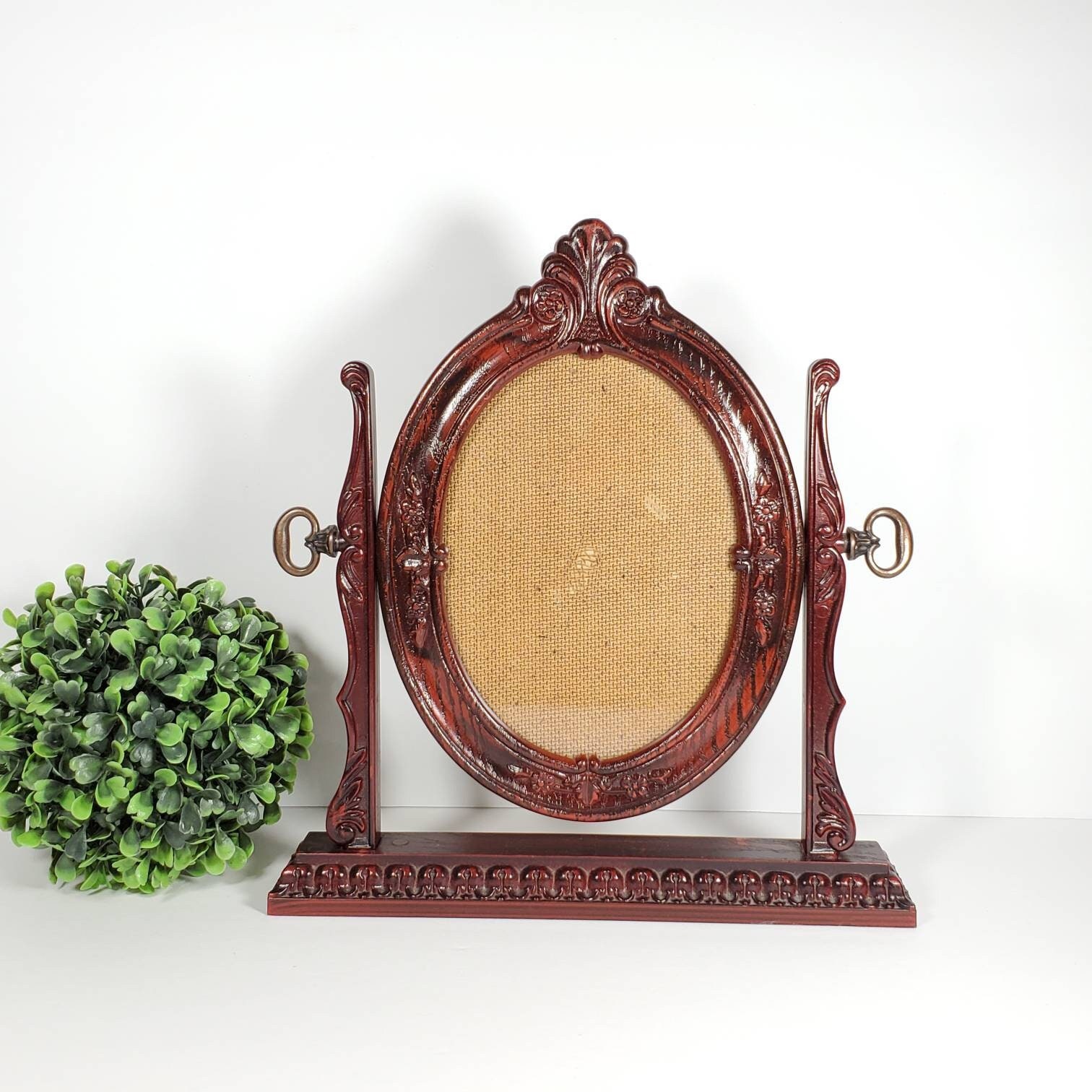 Simple Oval Victorian Frames