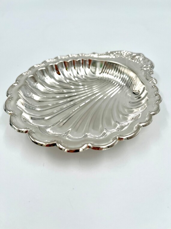 Vintage petite scalloped shell - Gem