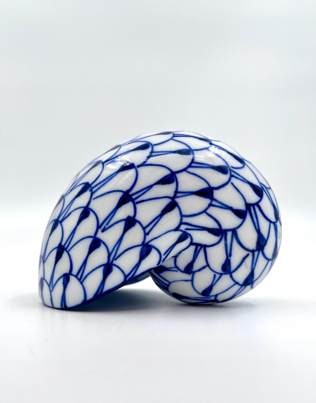 Vintage Blue and White Fishnet Design Porcelian Nautilus Shell Seashell ...