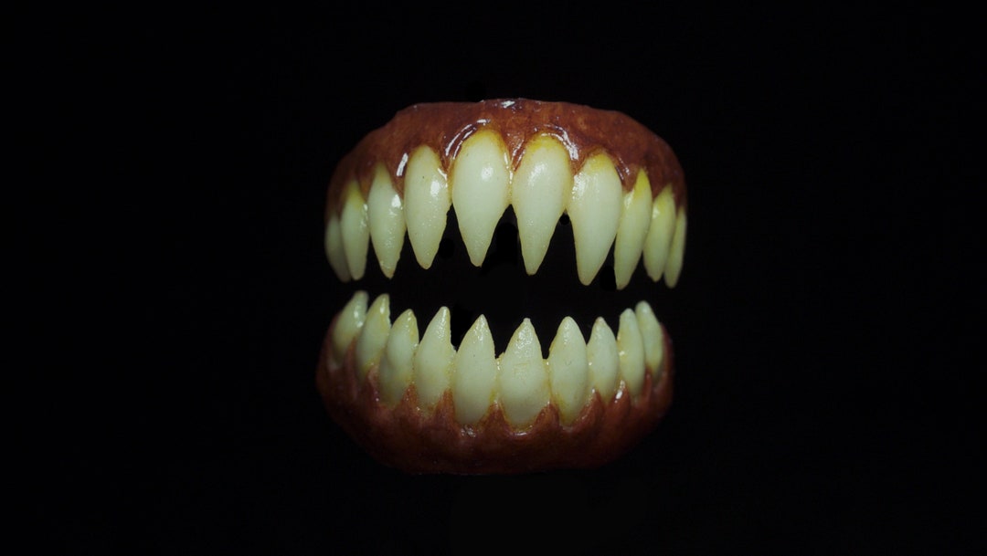 Pennywise Sharp Teeth Dentures - IT Killer Clown Cosplay Accessory for ...