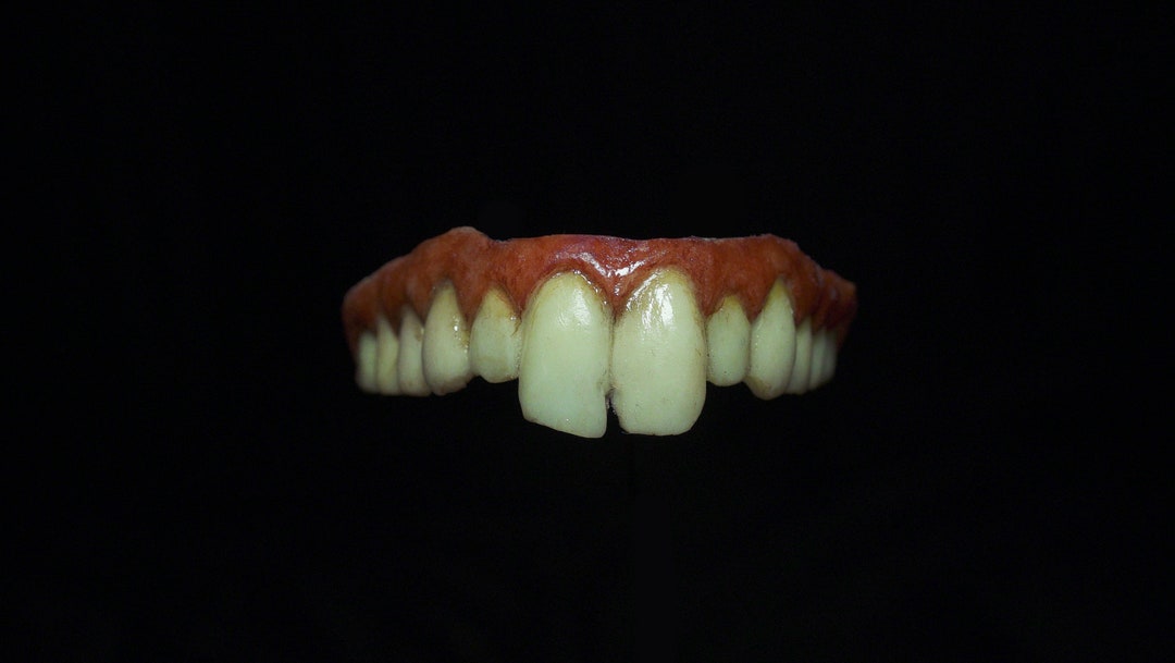 Pennywise Buck Teeth Dentures - Horror Clown Cosplay Prop for IT Movie ...