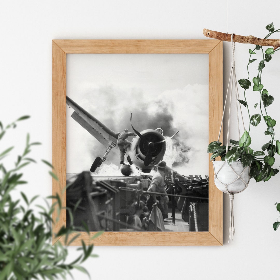 Crash Landing of a F6F-3 Hellcat 1943 Famous US Navy Picture of Pilot ...