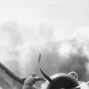 Crash Landing of a F6F-3 Hellcat 1943 Famous US Navy Picture of Pilot ...