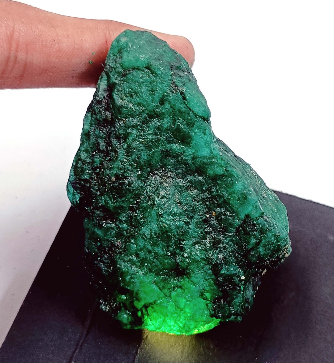 Genuine Sale ! Chunk Uncut Shape Colombian Green Emerald Raw 620 Carat ...