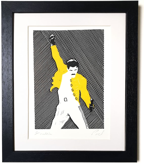 Freddie Mercury Gele Jas Poseert