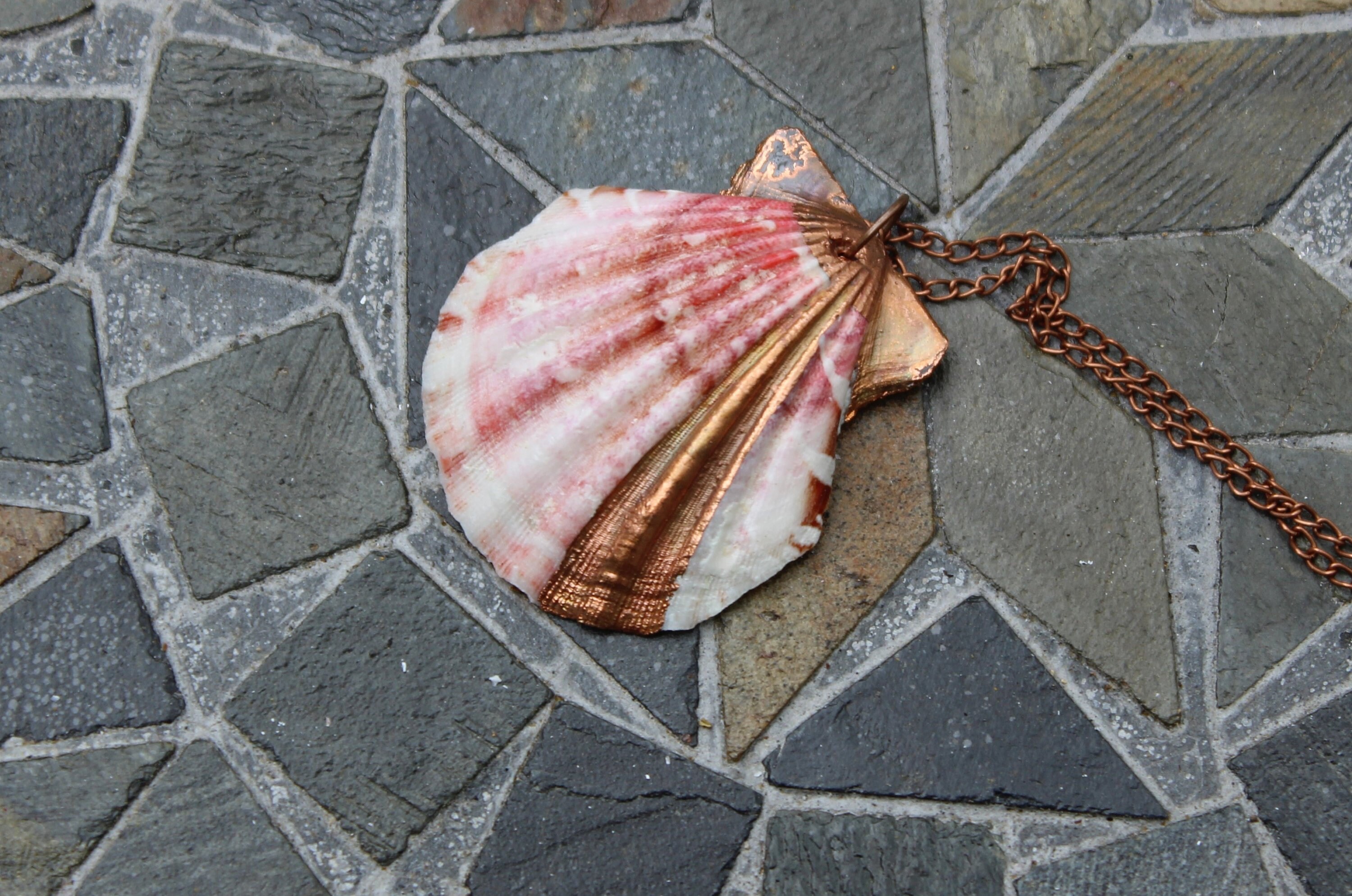 Colgante de concha de vieira electroformada collar shell, playa, tema ...