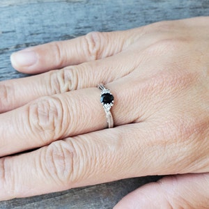 10K Blue Sapphire Diamond Chip Ring Size 7 - Etsy
