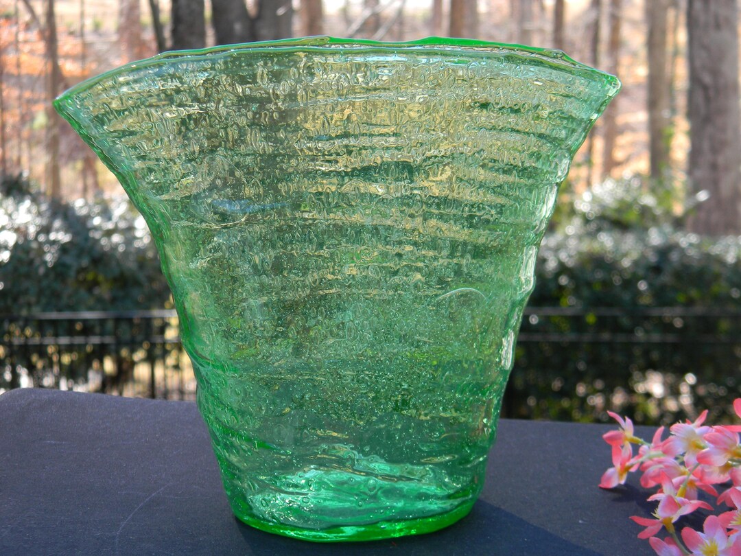 Fluorescence Uranium Art Glass Vase. Glows Bright Green With ...