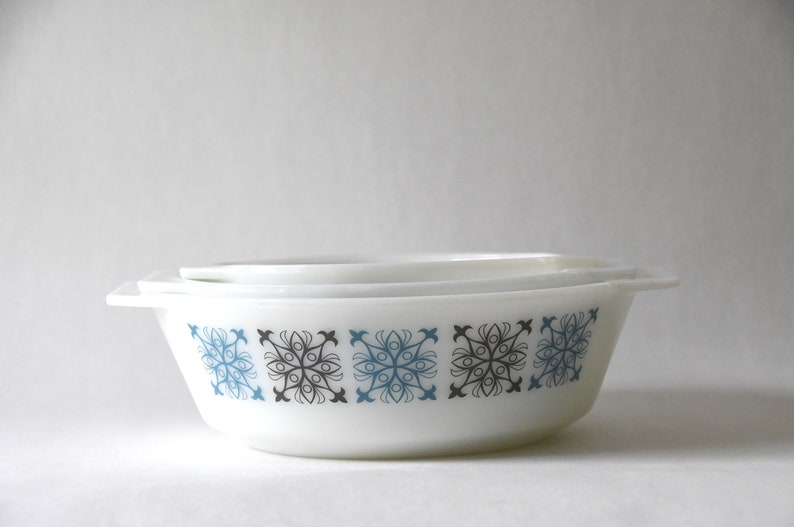 JAJ Pyrex. 3 X Chelsea Bowls With Lid. Blue Flowers. Pyrex Glass ...