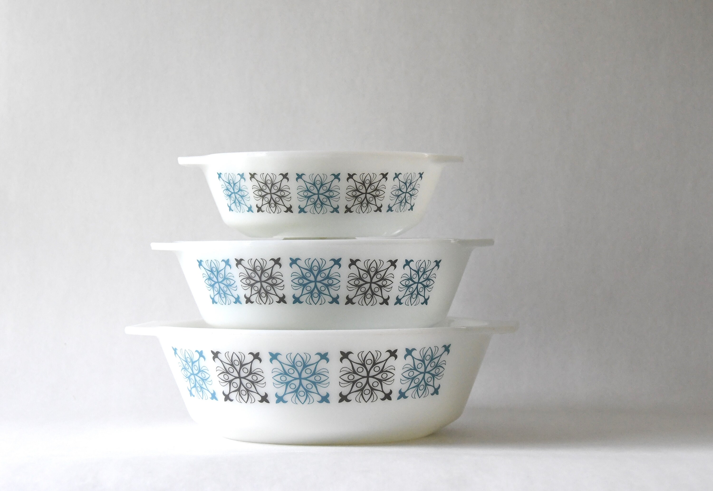 JAJ Pyrex. 3 X Chelsea Bowls With Lid. Blue Flowers. Pyrex Glass ...