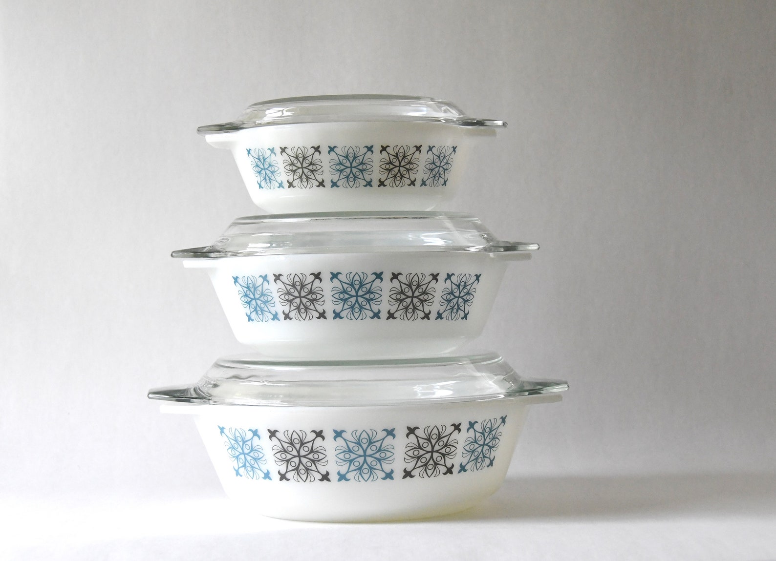 JAJ Pyrex. 3 X Chelsea Bowls With Lid. Blue Flowers. Pyrex Glass ...