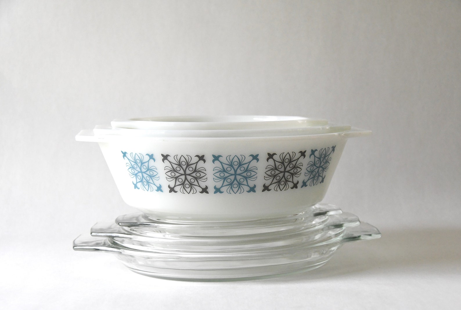 JAJ Pyrex. 3 X Chelsea Bowls With Lid. Blue Flowers. Pyrex Glass ...