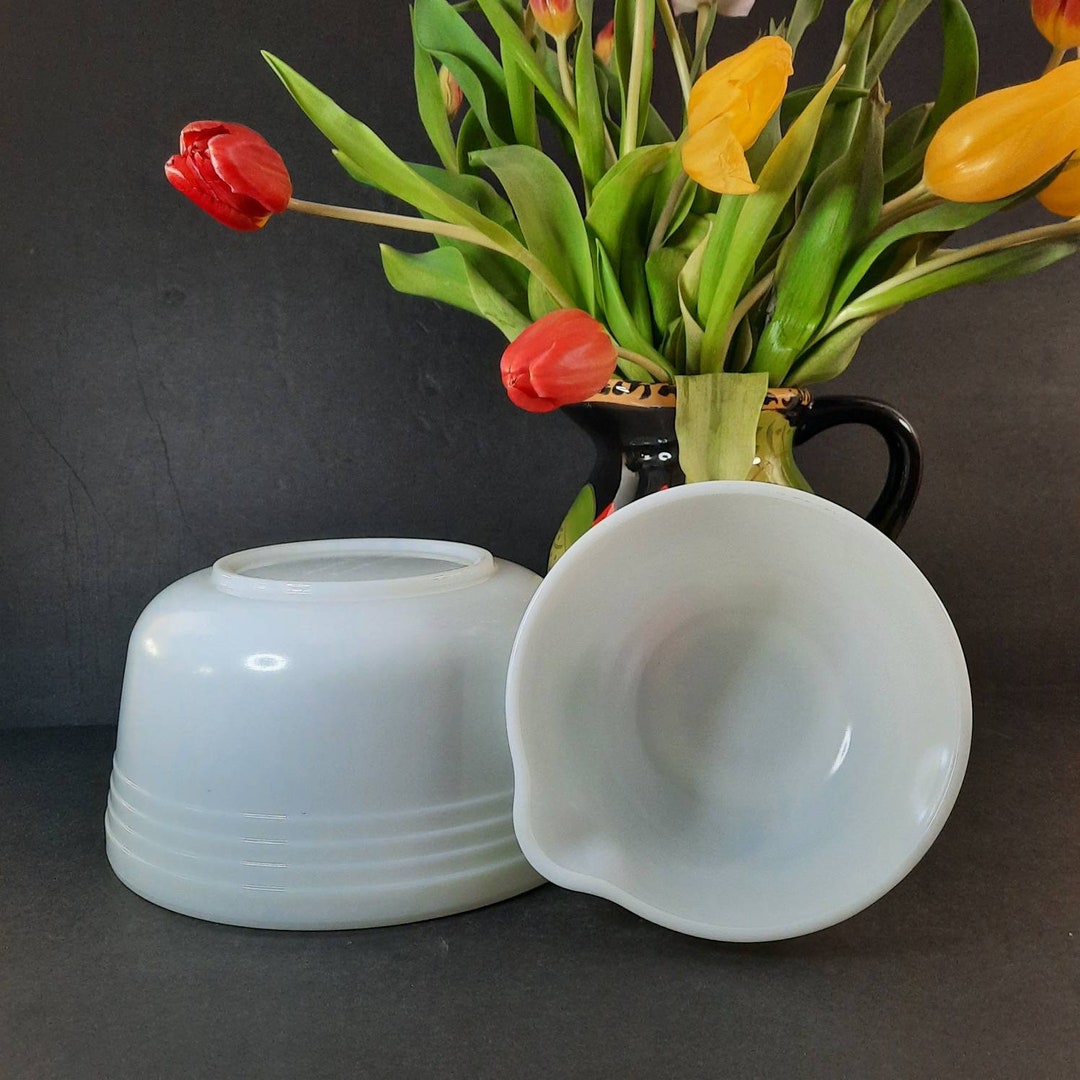 Vintage Pyrex White Ribbed Mixing Bowl: Hamilton Beach Pour Spout - Etsy