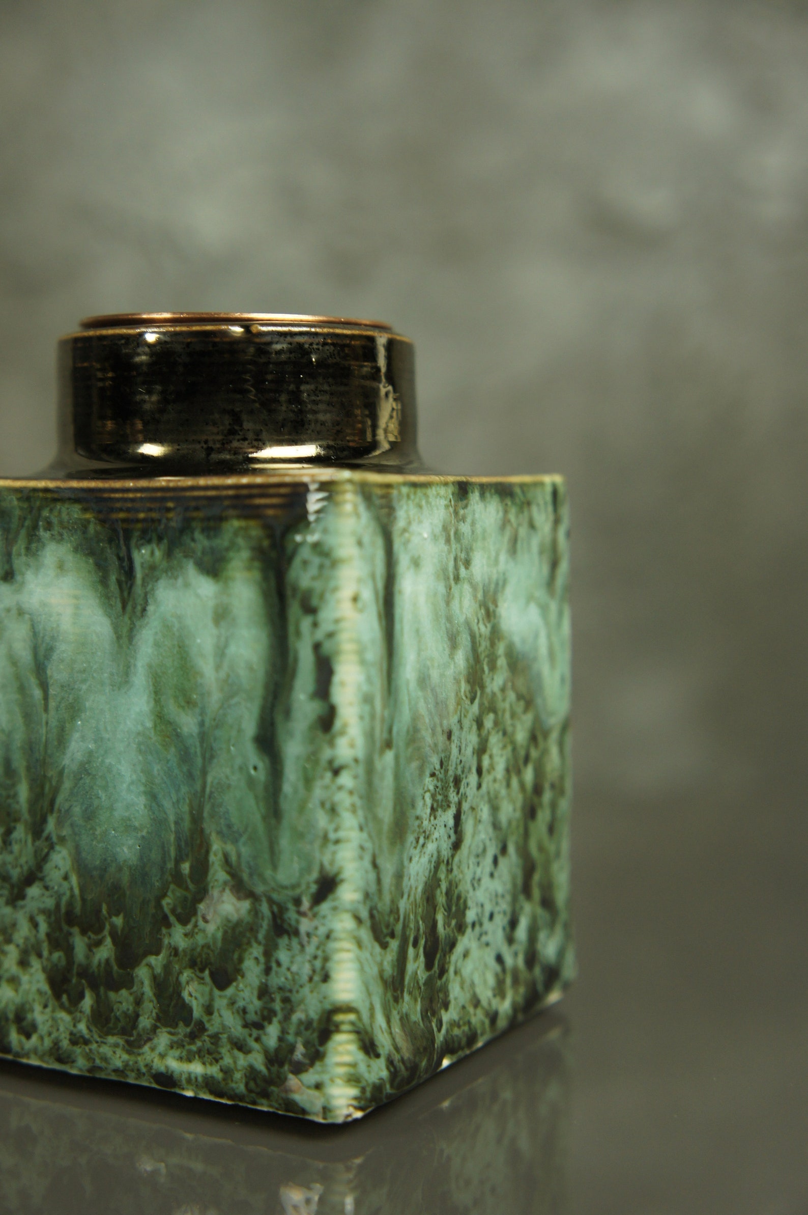 Ceramic Reed Diffuser on Golden and Green Color With Stylish Inserts ...