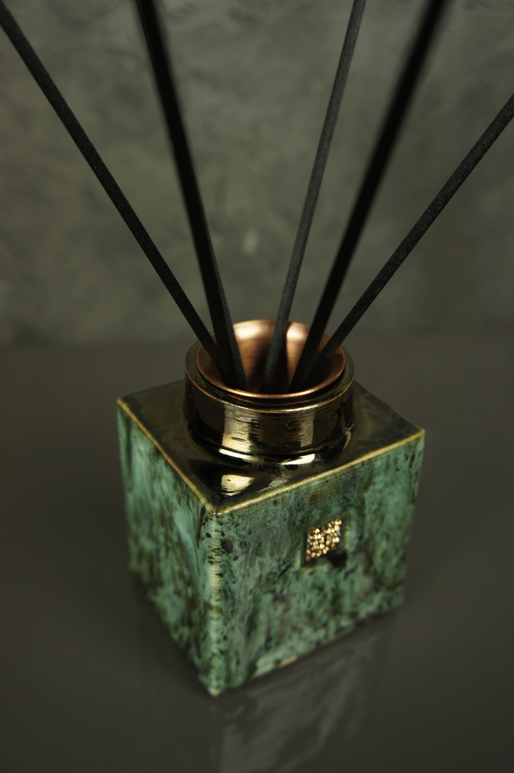 Ceramic Reed Diffuser on Golden and Green Color With Stylish Inserts ...