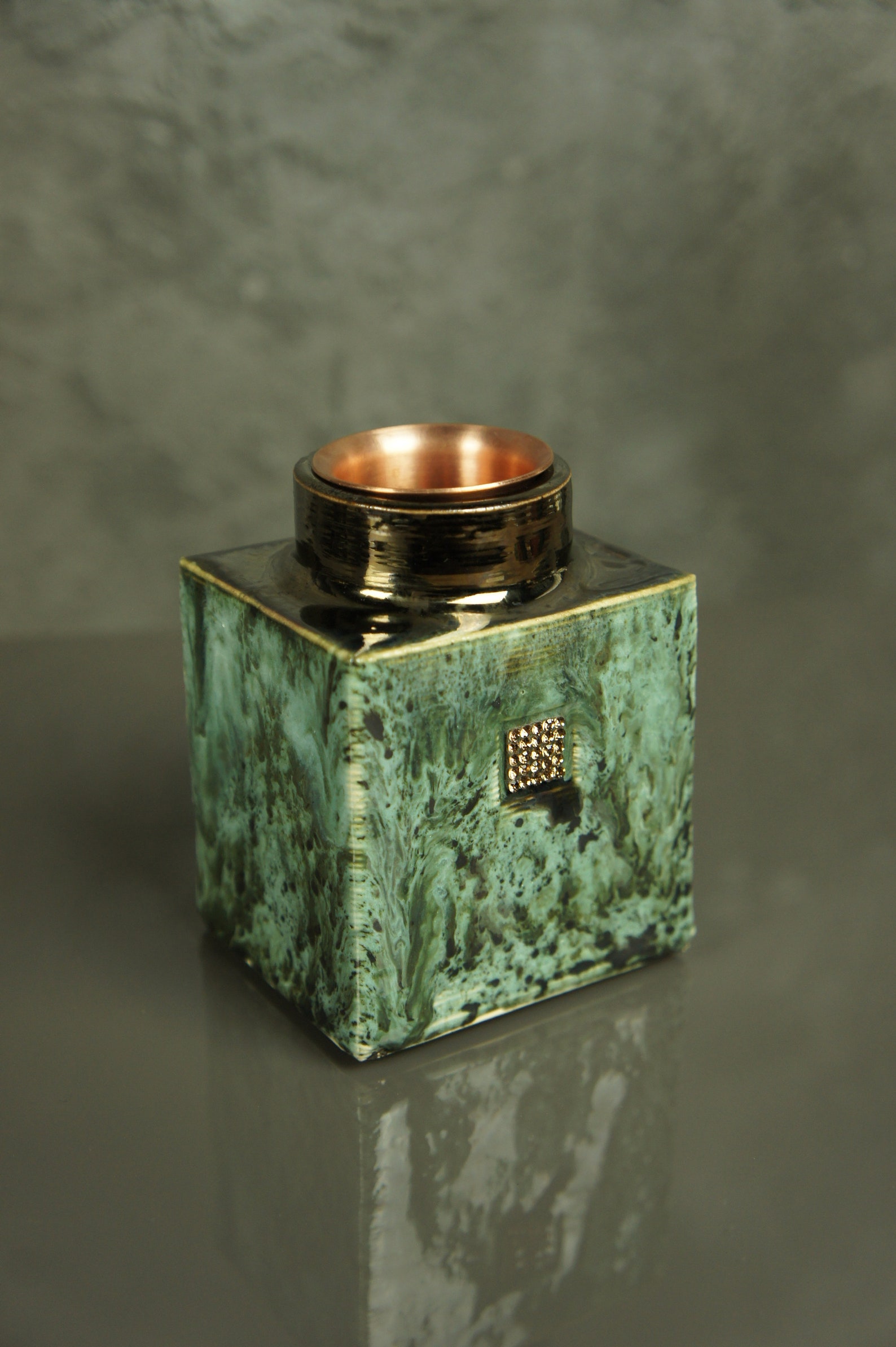 Ceramic Reed Diffuser on Golden and Green Color With Stylish Inserts ...