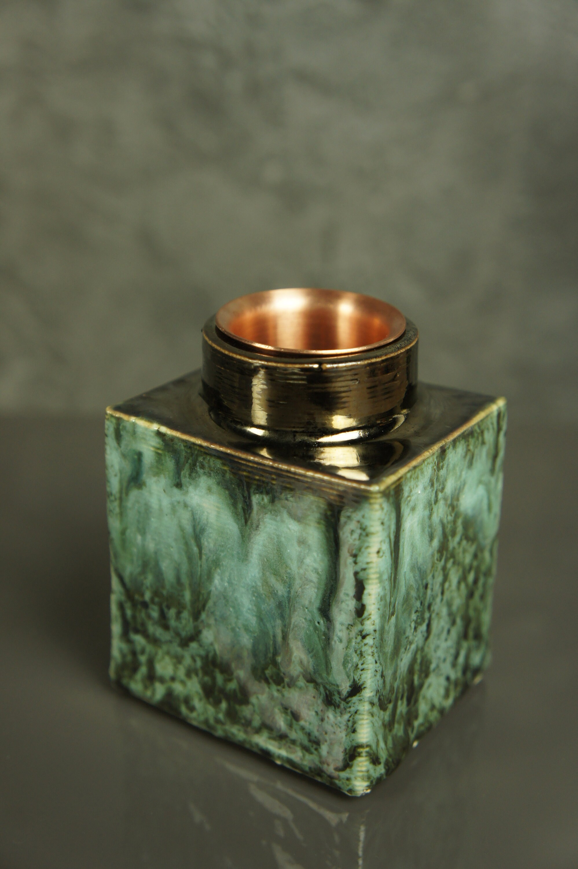 Ceramic Reed Diffuser on Golden and Green Color With Stylish Inserts ...