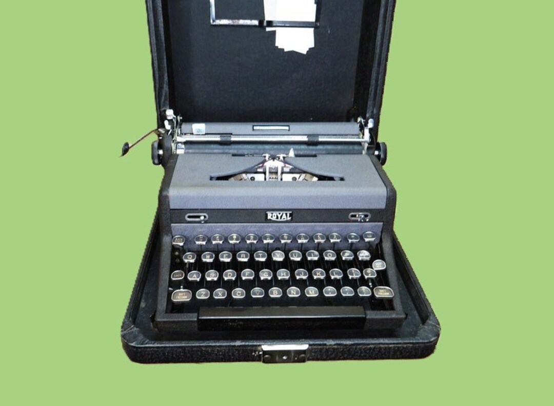 Extremely Nice Typewriter / Royal Quiet Deluxe/smaller Style Typewriter ...