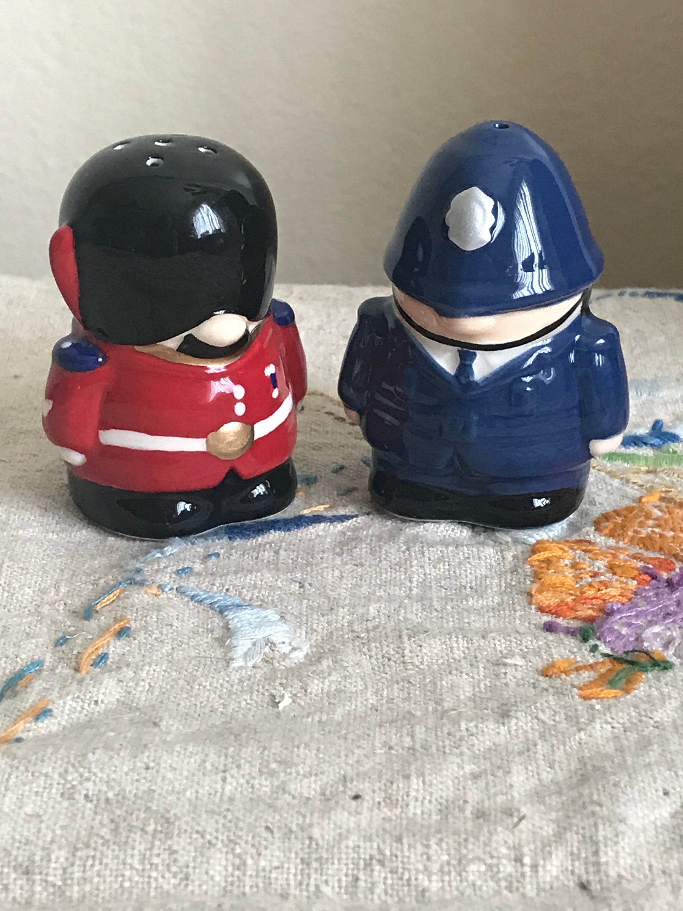 British Royal Guard and British Bobby Salt and Pepper Shakers - Etsy