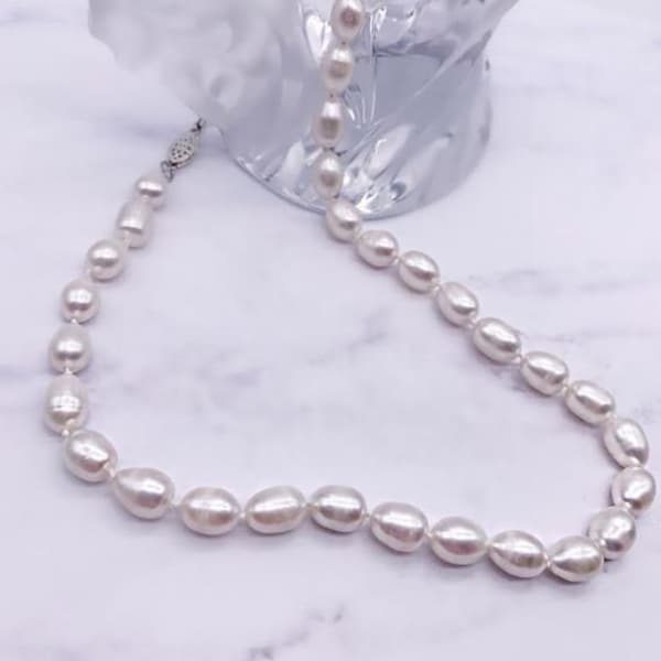 Oval Pearl Necklace - Etsy