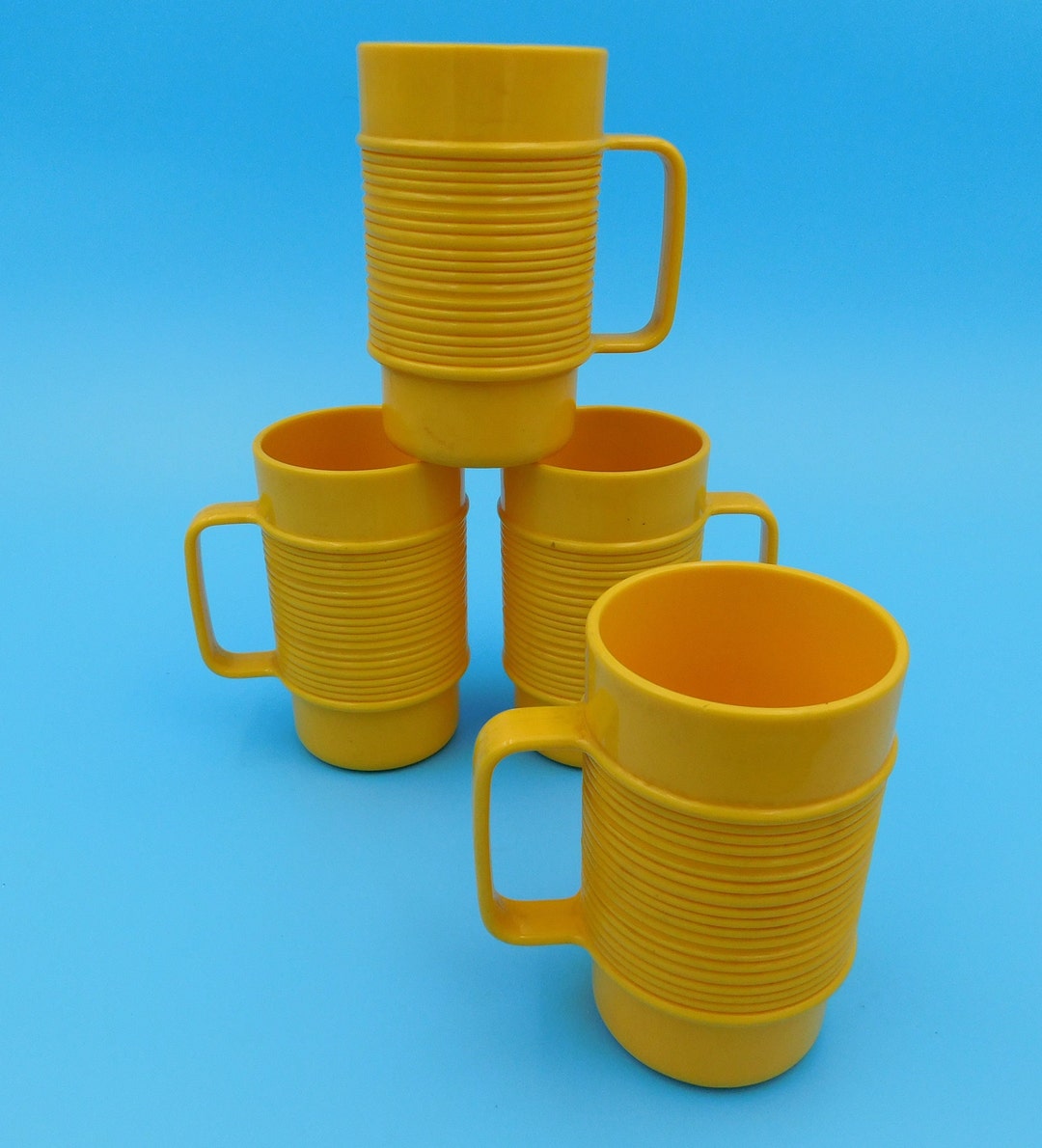 Vtg Set of 4 Rubbermaid Yellow Plastic Mugs Stackable Ripples 3829 5 ...
