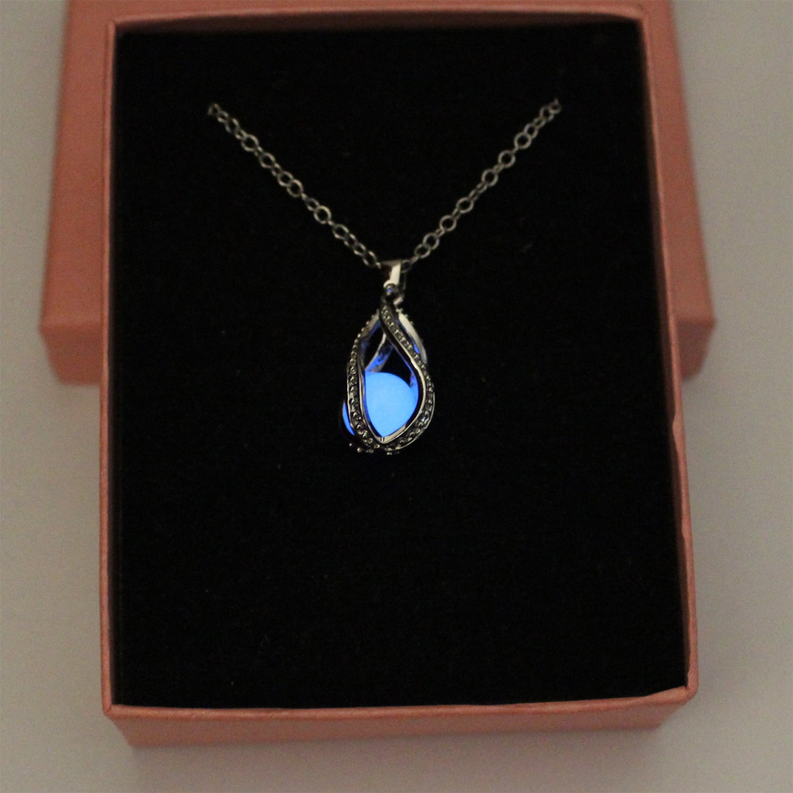 Glowing Necklace Glow in the Dark Necklace, Glowing Crystal Necklace ...