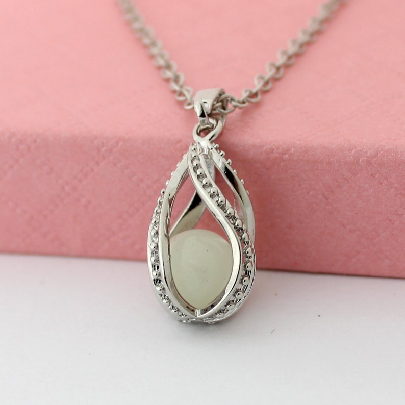 Glowing Necklace Glow in the Dark Necklace, Glowing Crystal Necklace ...