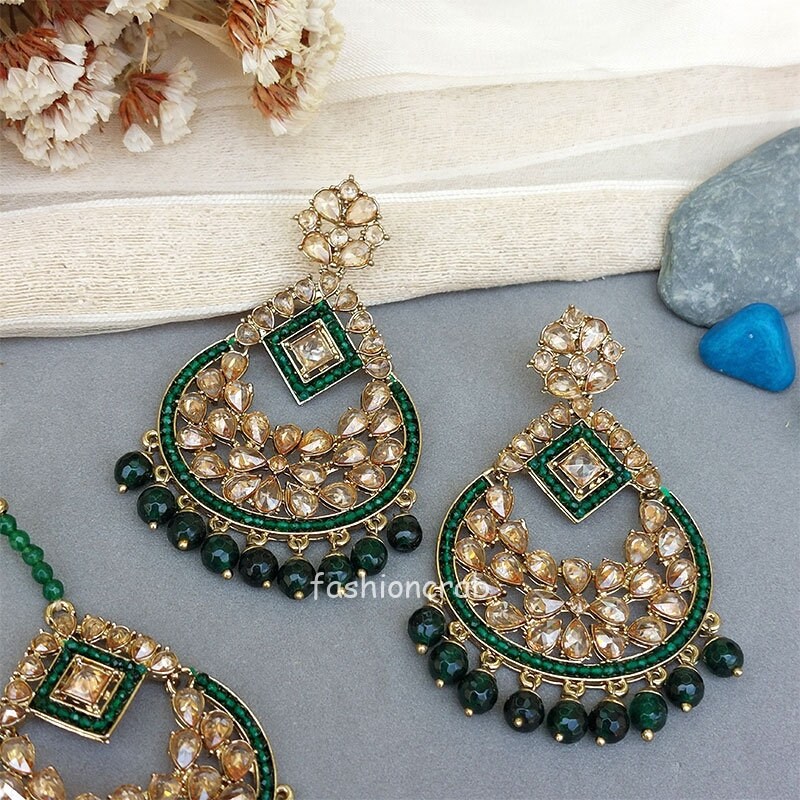 Green earrings with maang tikka store