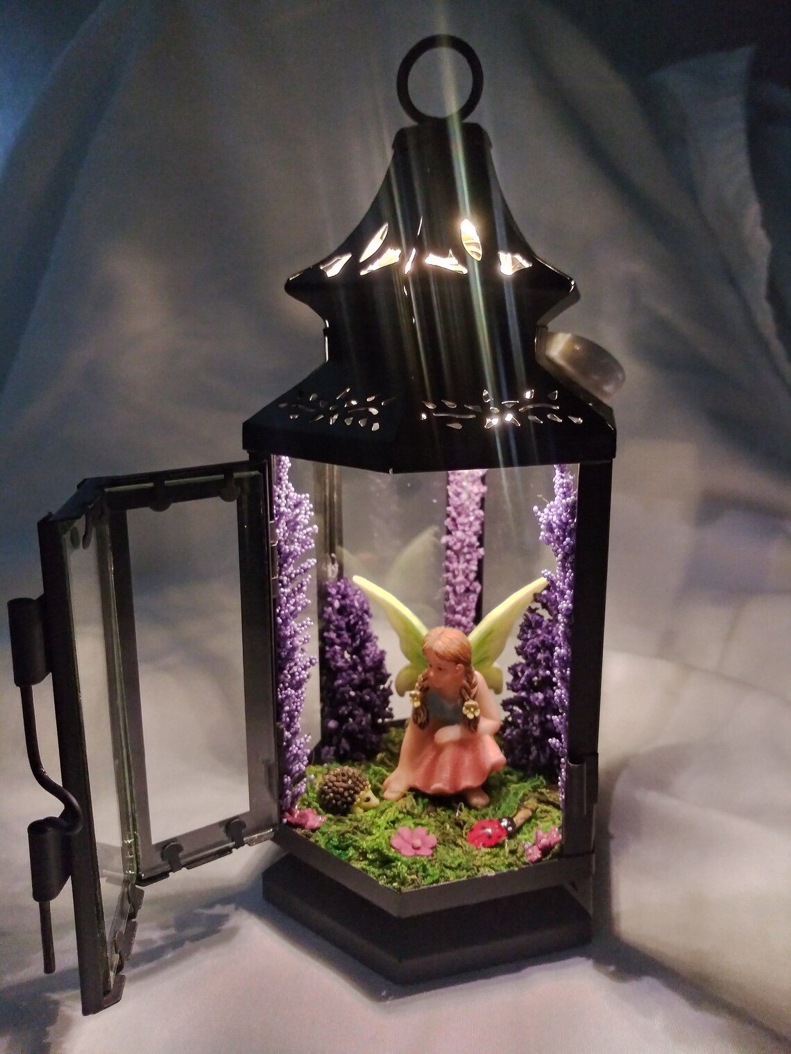 Sandy is Greeting Her New Friend in This Carriage Lantern - Etsy
