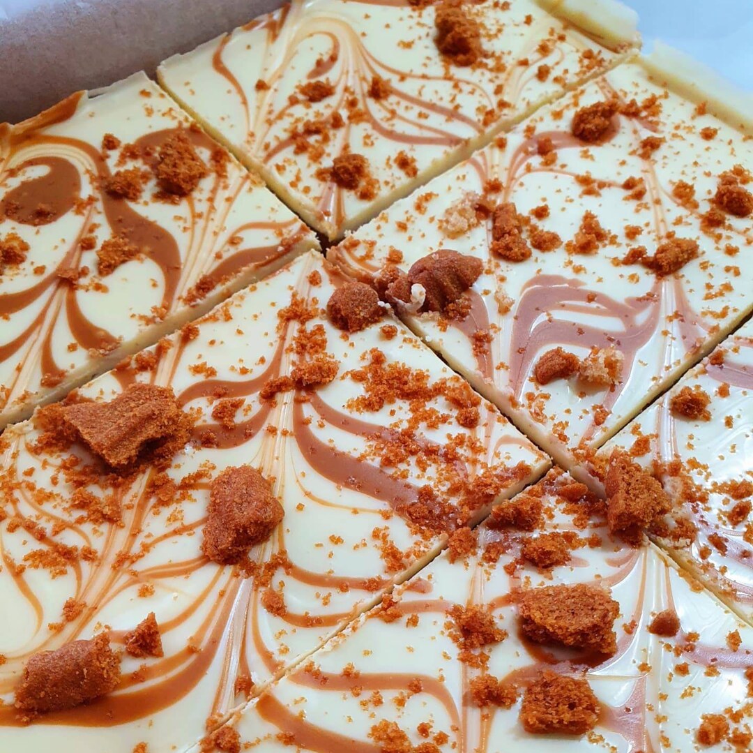 Biscoff Millionaires Shortbread Traybake: Chocolate Caramel Postal ...