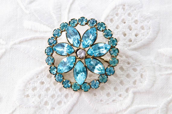 Small brooch flower blue, Sterling silver brooch with… - Gem