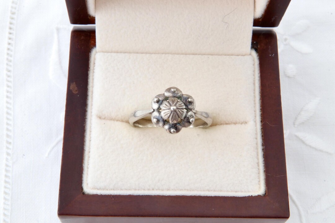 Vintage Soviet Ring of 916 Silver, Circle Flower Silver Ring - Etsy