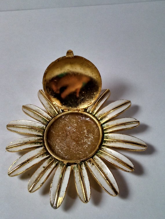 Vintage AVON Daisy Perfume Holder Pin Brooch. - Gem